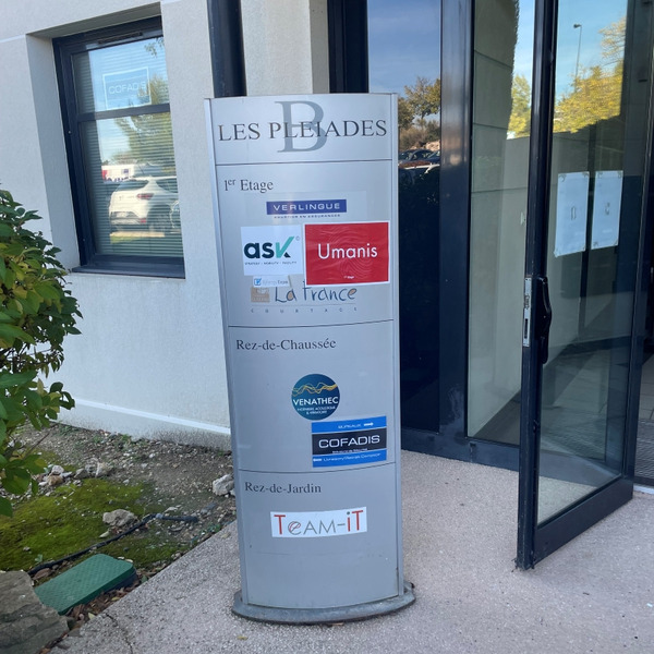 Spécialiste enseignes lumineuses Marseille Aubagne Flash Pub